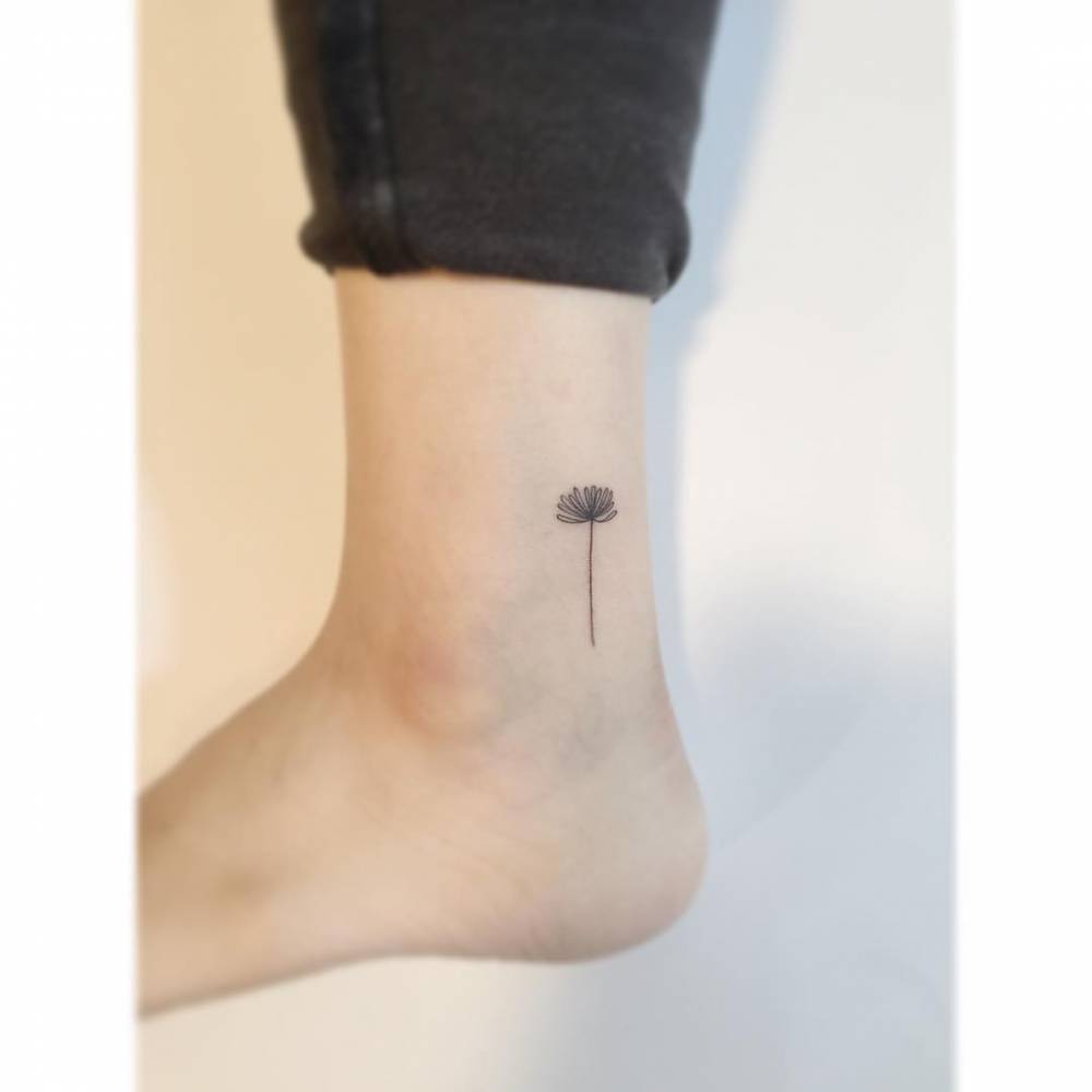 10 Minimalist chrysanthemum tattoo examples 10 Minimalist chrysanthemum tattoo examples